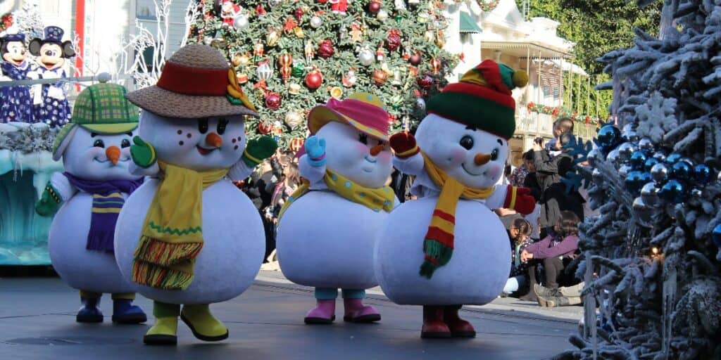 Disneyland’s Castle Looks Like a Winter Wonderland After Overnight ...