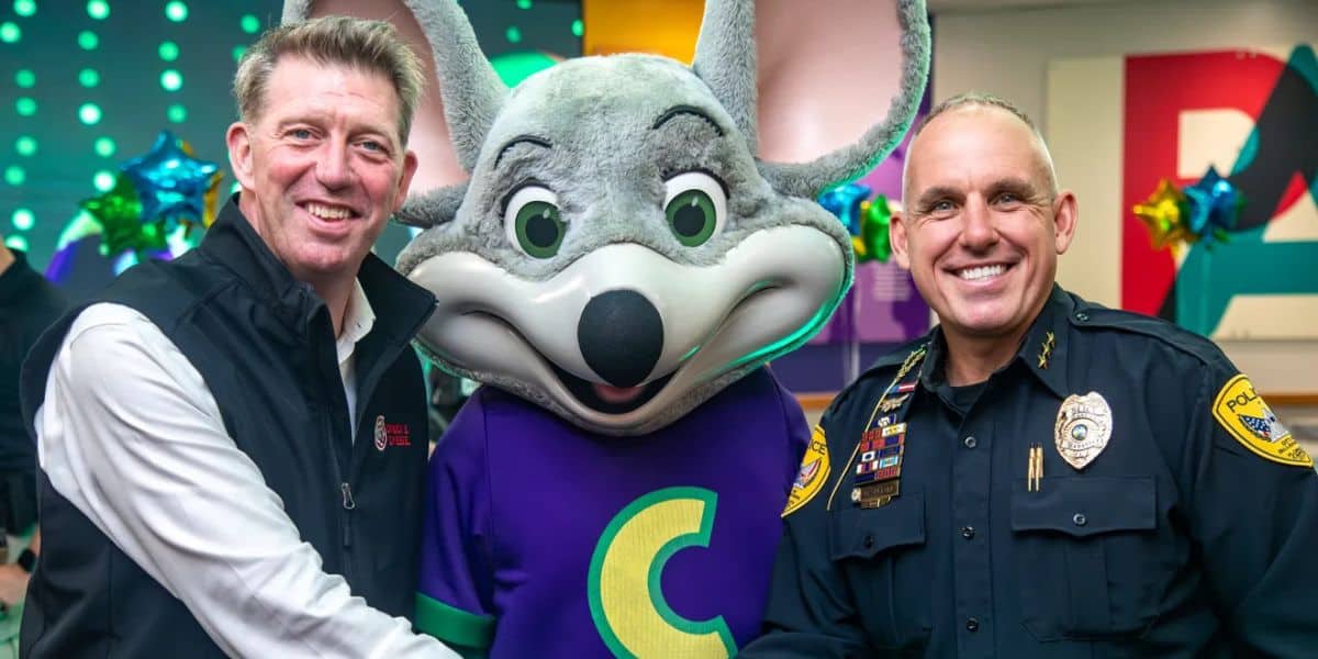 Police Arrest Costumed Character as 'Traumatized' Kids Waited for a ...